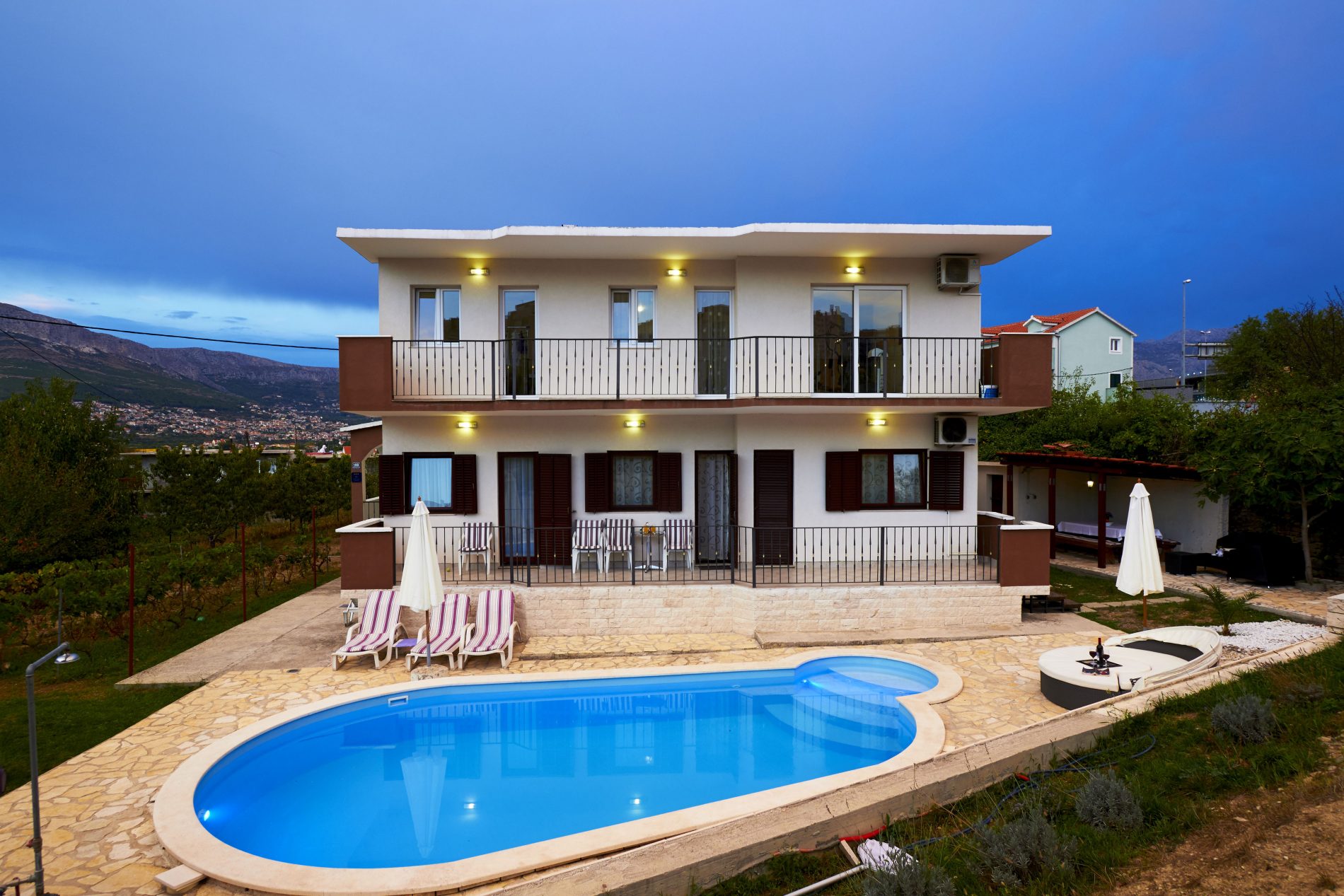Family villas in Split Riviera - Villa Select